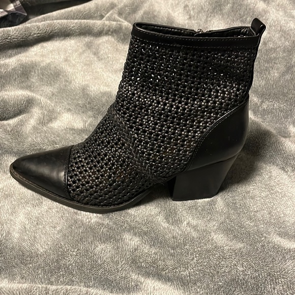 Sam Edelman | Shoes | Sam Edelman Ankle Boots Has A Little Scratch ...